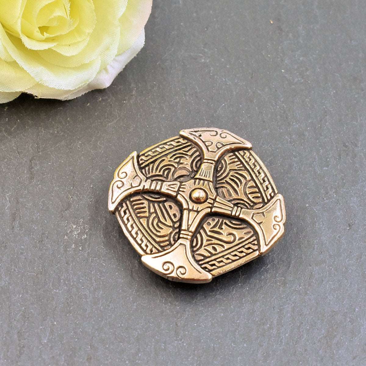 Keltische Brosche in Schildform – Elegante Designs für jeden Anlass ...